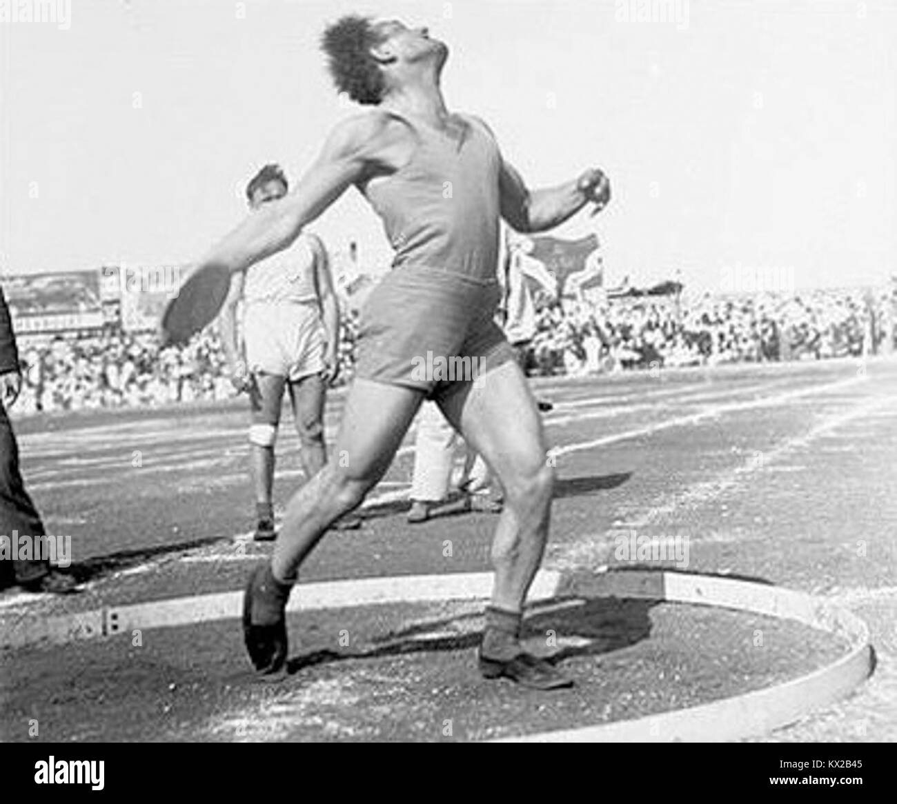 Discus throwing technique photograph hi-res stock photography and ...