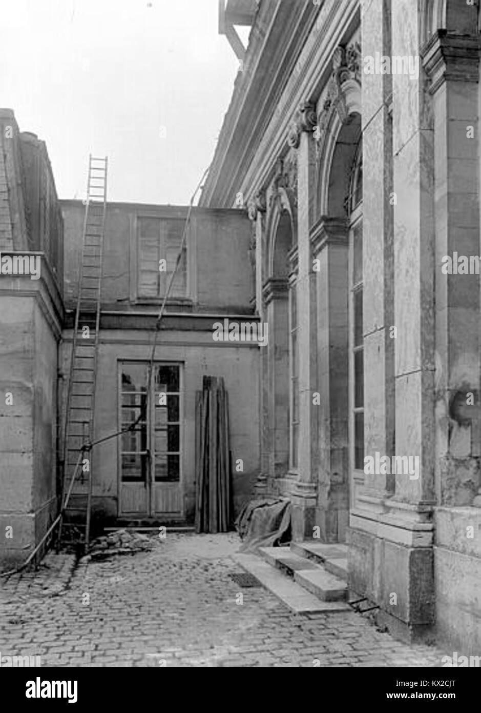 Grand historical courtyard features hi-res stock photography and images ...