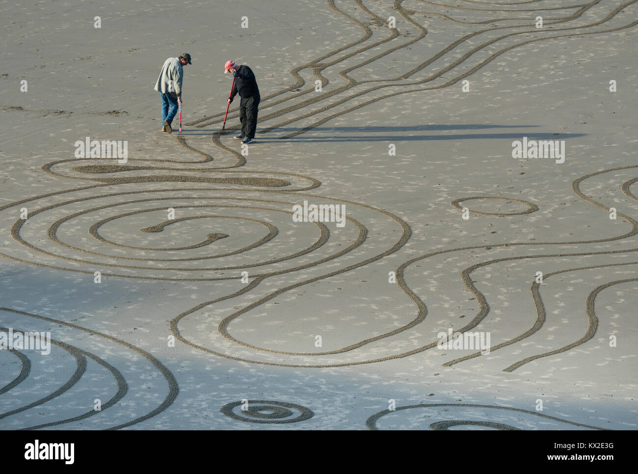 Sand artist Denny Dyke, "Circles in the Sand", temporary sand labyrinth ...