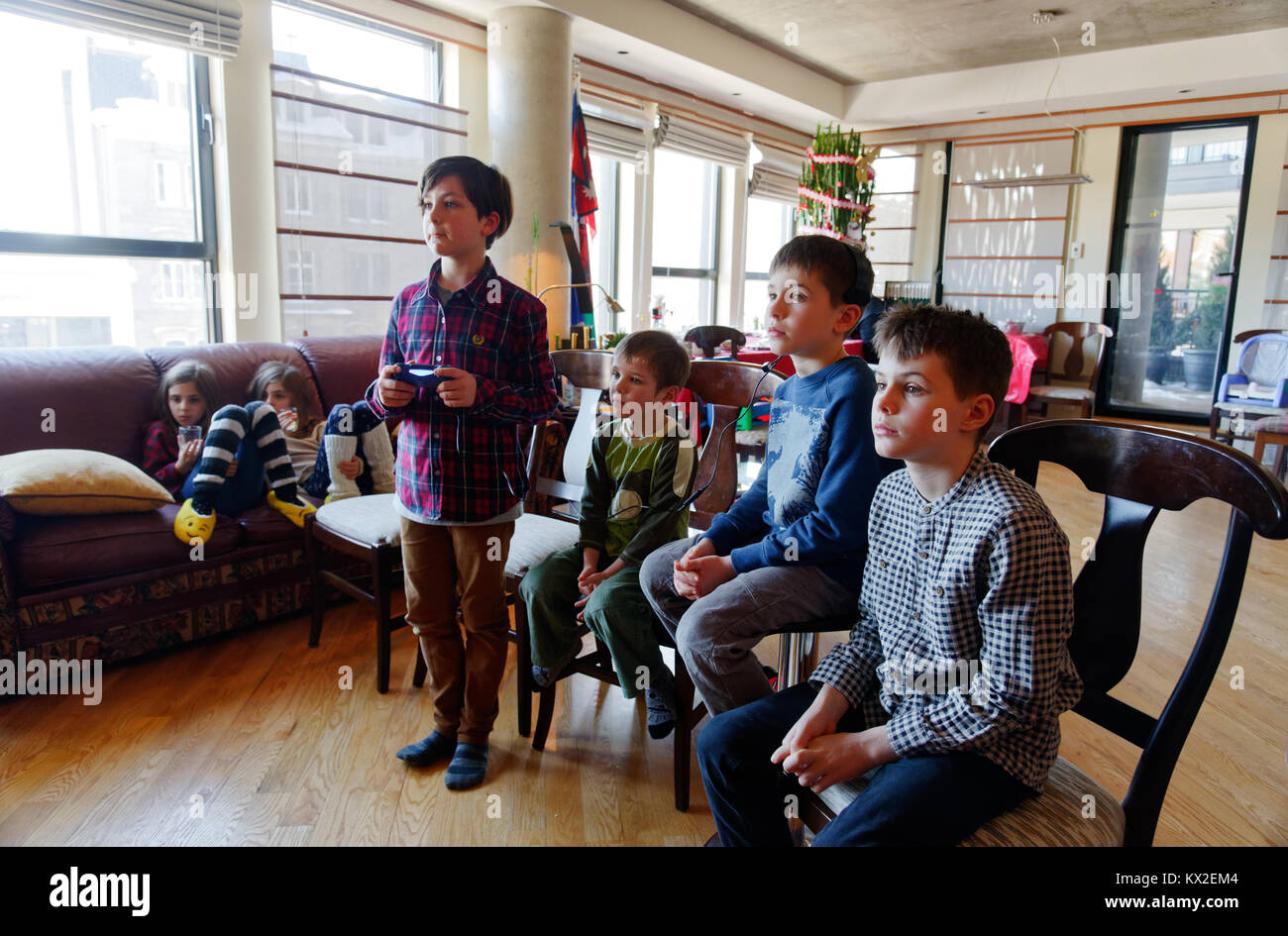 Children playing video games hi-res stock photography and images - Alamy