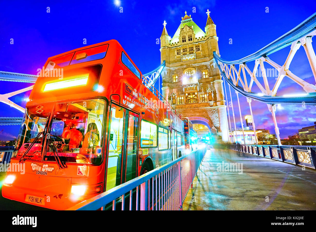 London night bus tour hi-res stock photography and images - Alamy