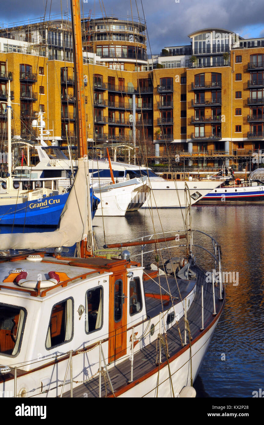 St catherines docks hi-res stock photography and images - Alamy