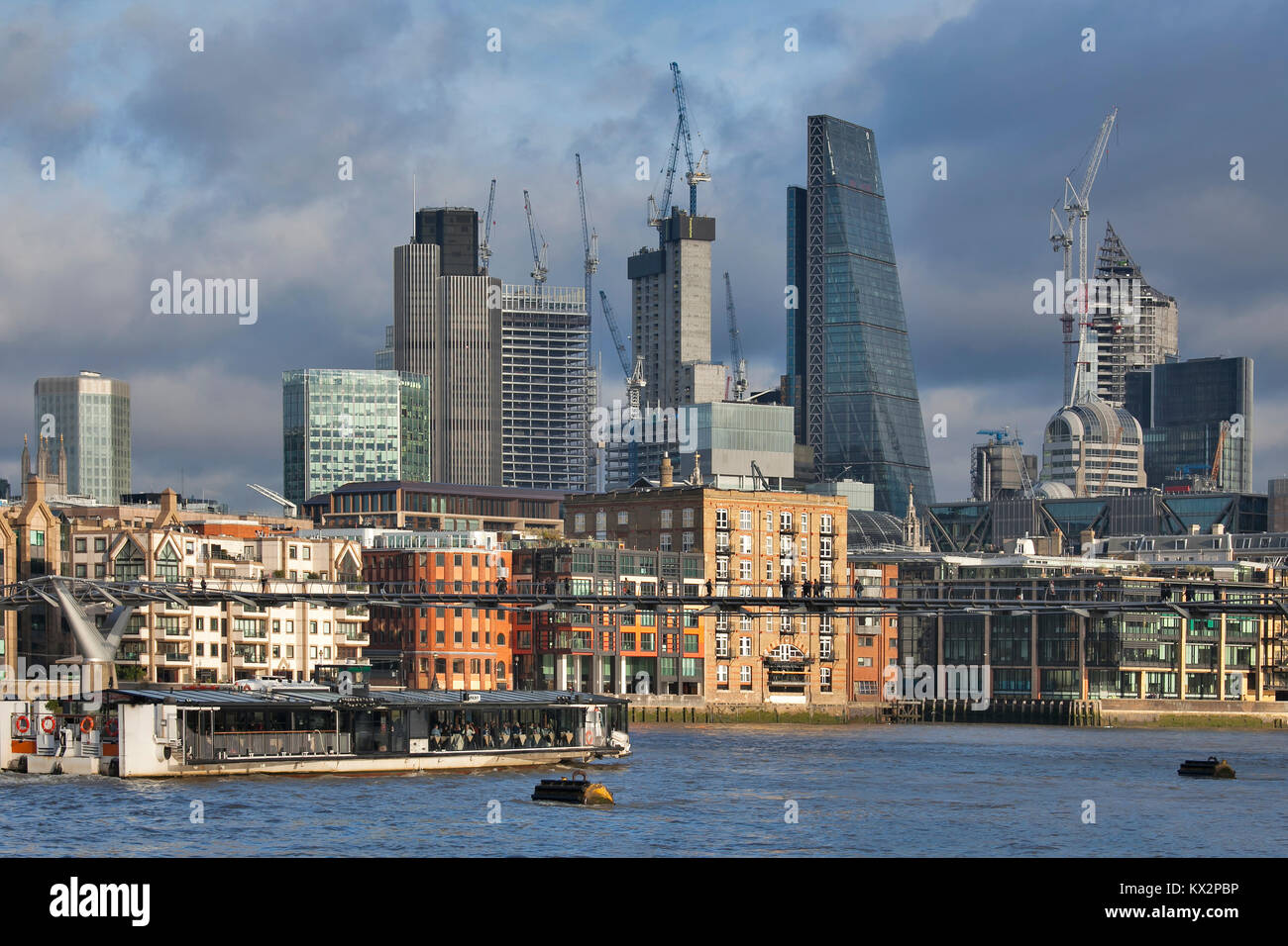 Thames overlooking business hi-res stock photography and images - Alamy