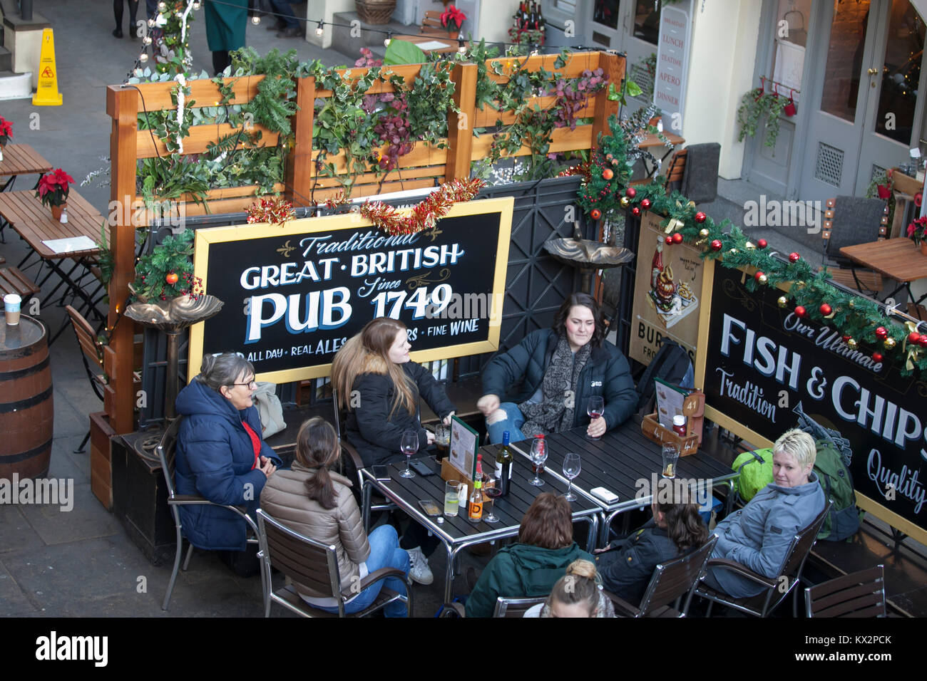 Friends drinking wine london hi-res stock photography and images - Alamy