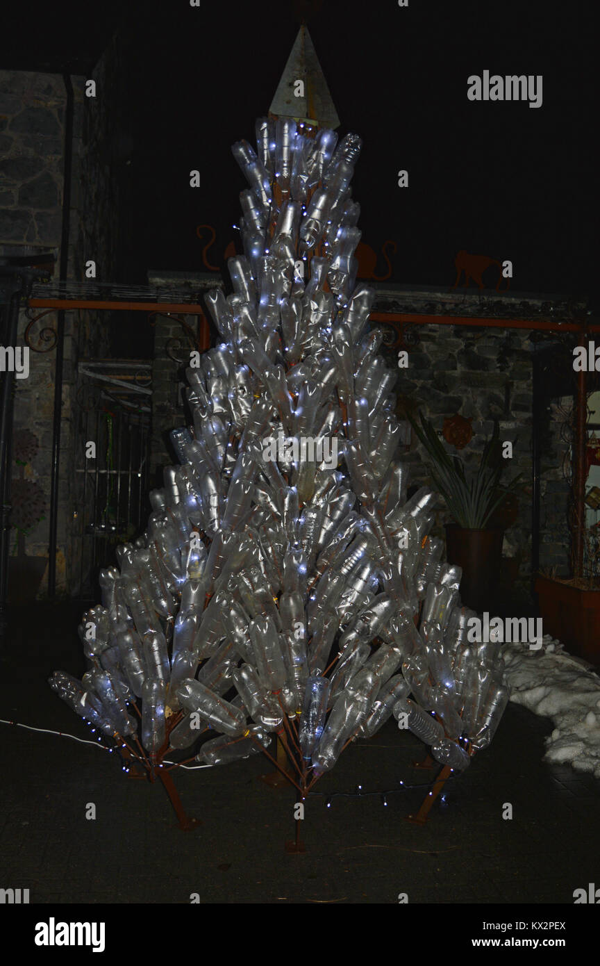 Plastic bottle christmas tree hi-res stock photography and images - Alamy