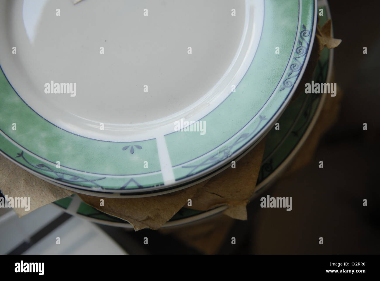 Second hand plates hi-res stock photography and images - Alamy