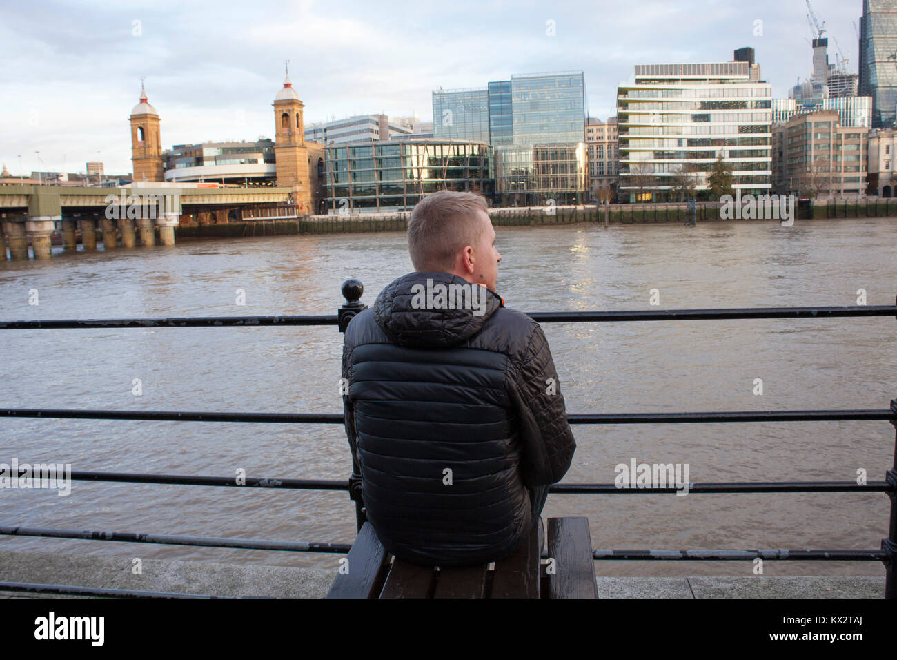 Back view man facing ocean hi-res stock photography and images - Alamy