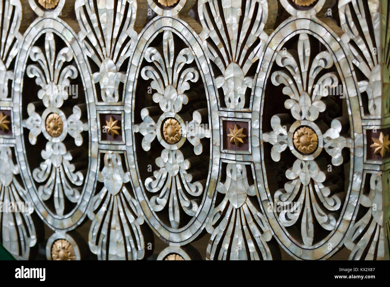 Bursa - Osman Gazi Tomb - Brass balustrade. Mother of pearl detail ...