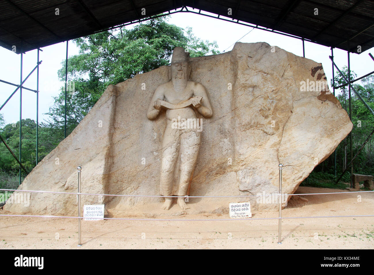 Statue of king Parakramabahu in Polonnaruwa, Sri Lanka Stock Photo - Alamy