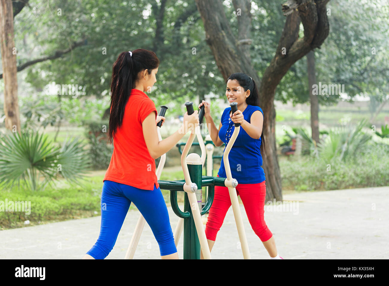 Girls exercising hi-res stock photography and images - Alamy