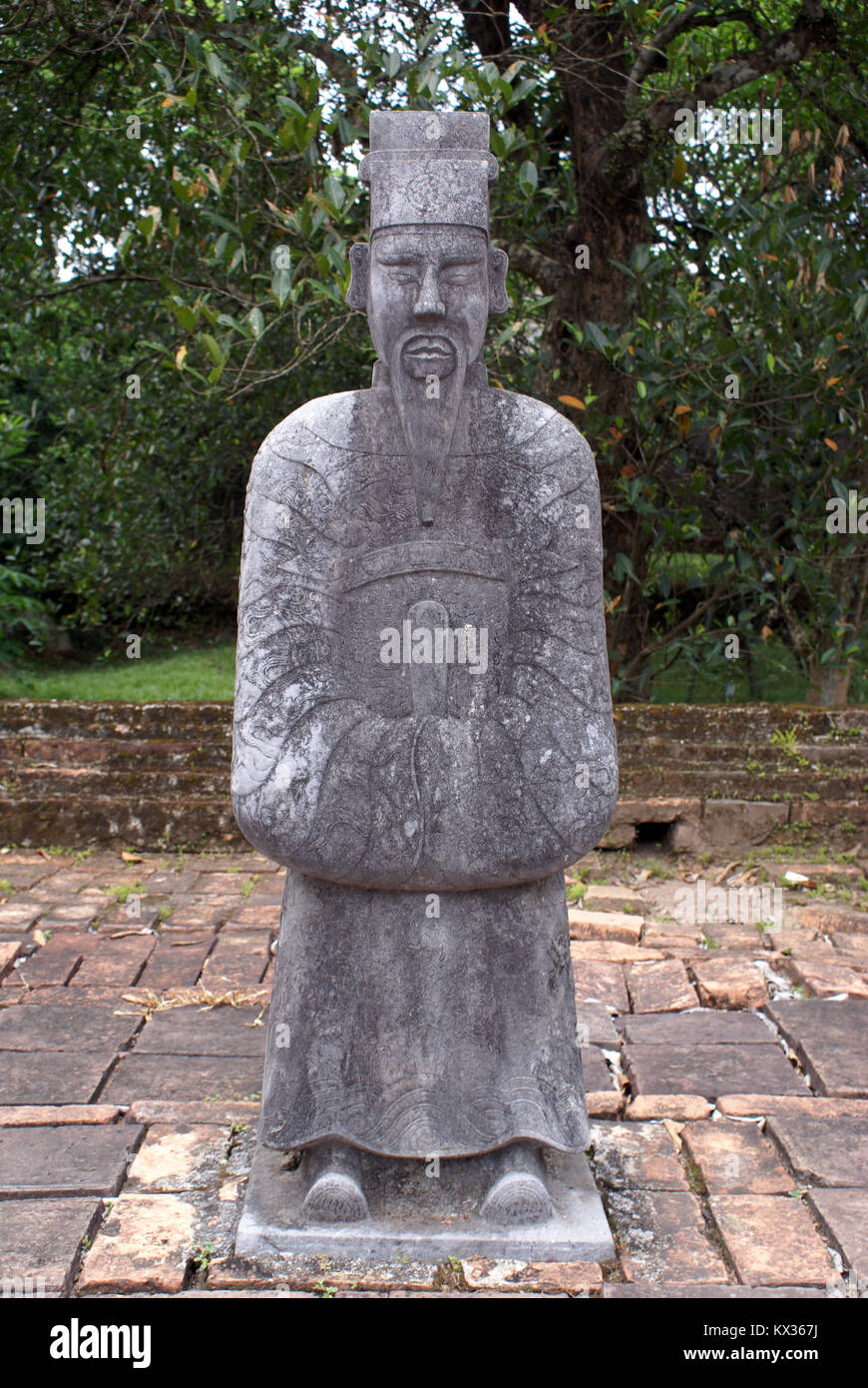 Statue on the ground hi-res stock photography and images - Alamy