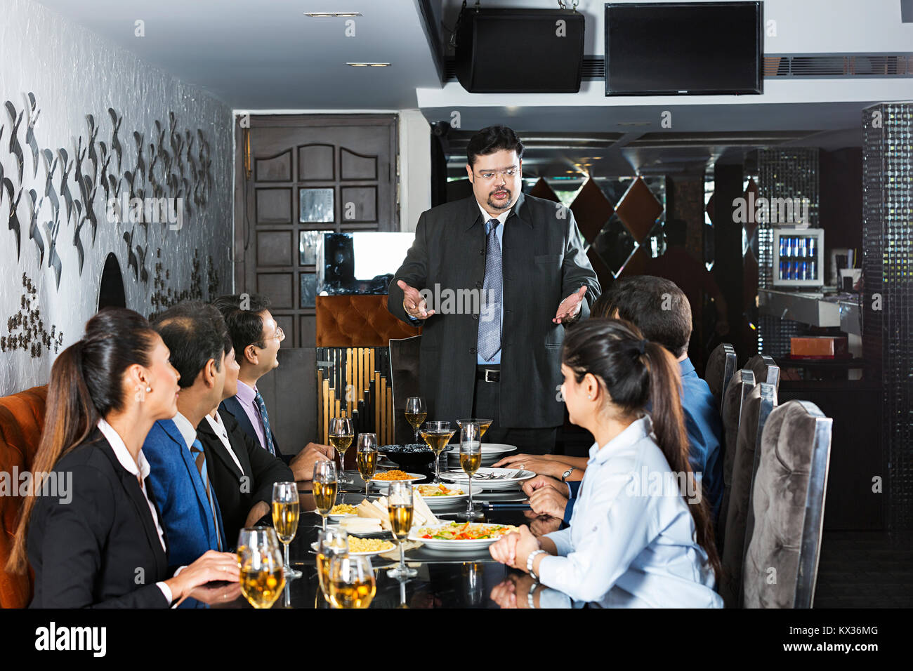 Discussion group restaurant hi-res stock photography and images - Alamy