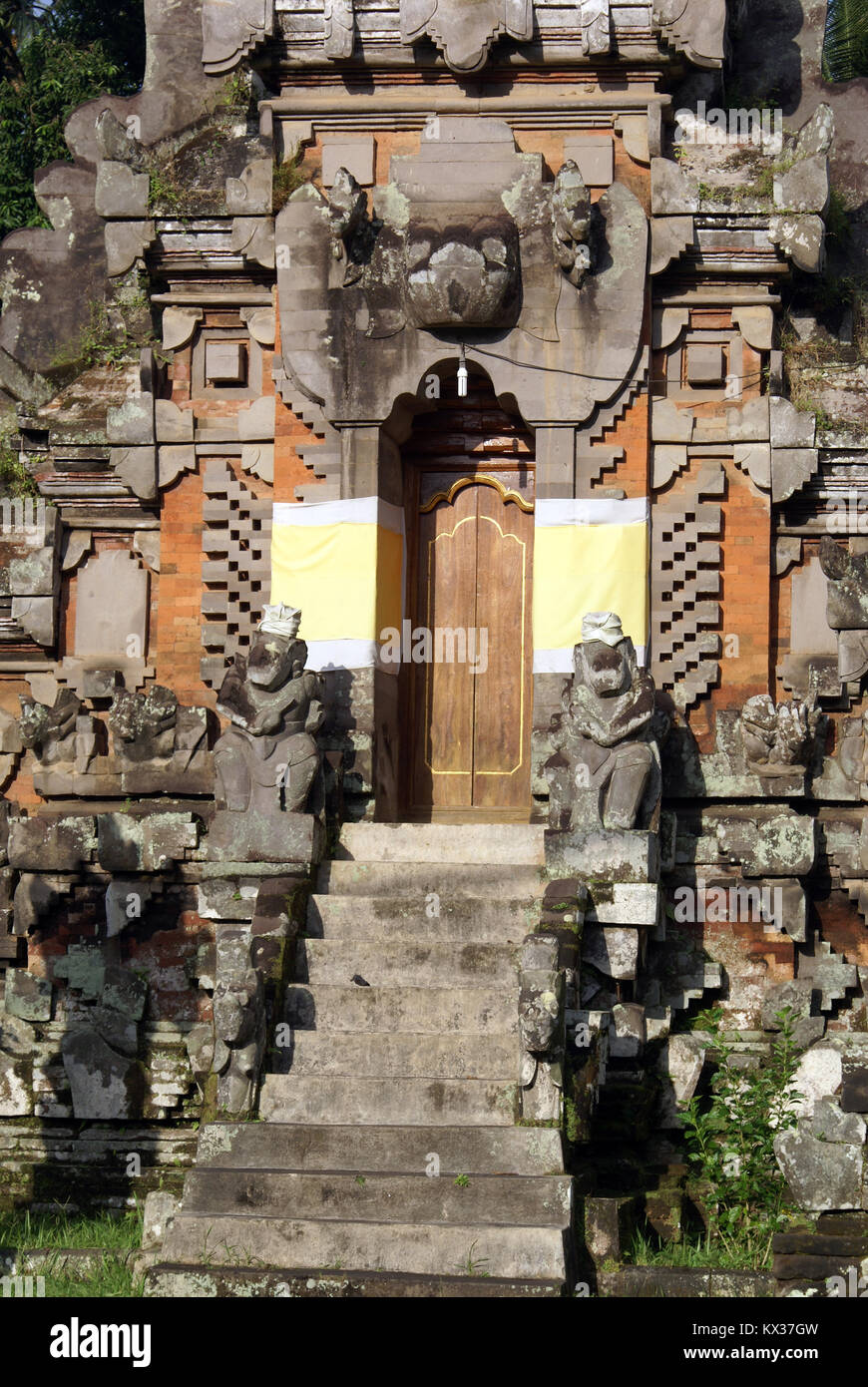 Ornate balinese temple entrance hi-res stock photography and images - Alamy