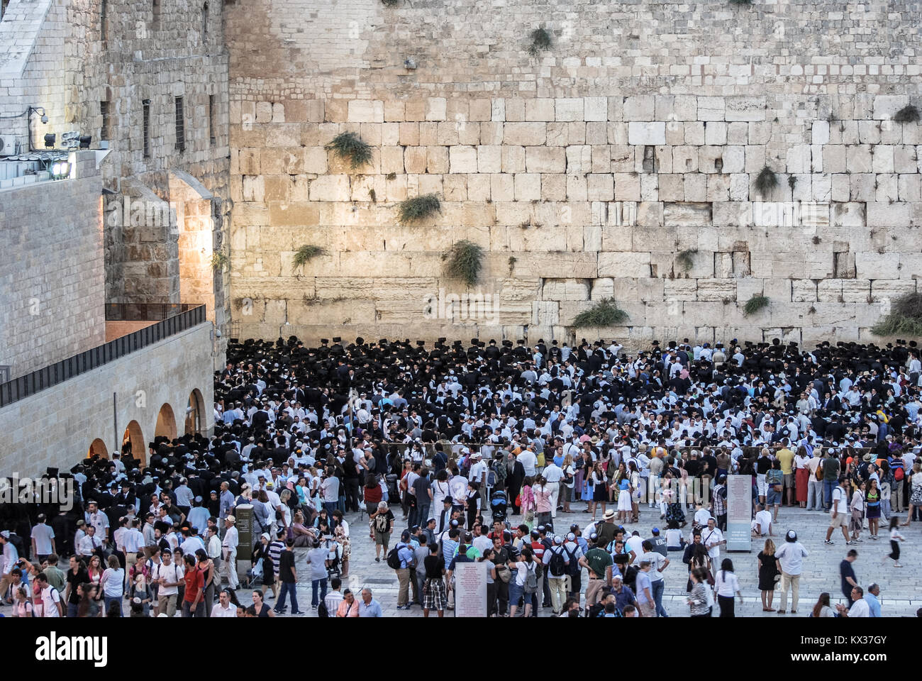 JERUSALEM, ISRAEL - AUGUST 06, 2010: Wide angle picture of a crowd of ...