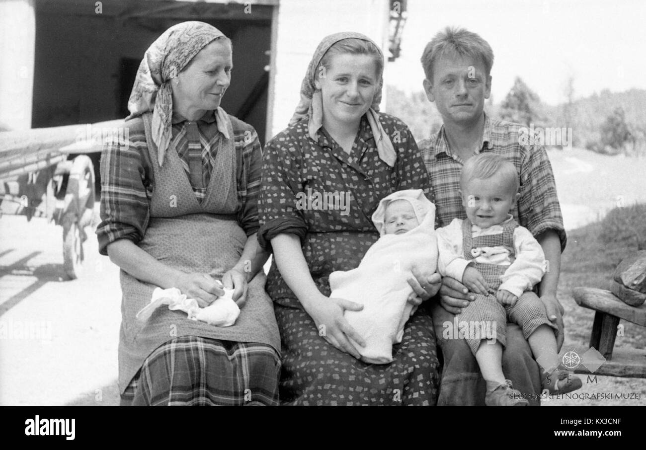 Family portrait 1950s hi-res stock photography and images - Alamy