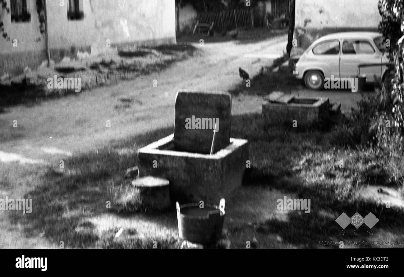 Dve 'štirni' (vodnjaka) v Malih Laščah 1960 Stock Photo - Alamy