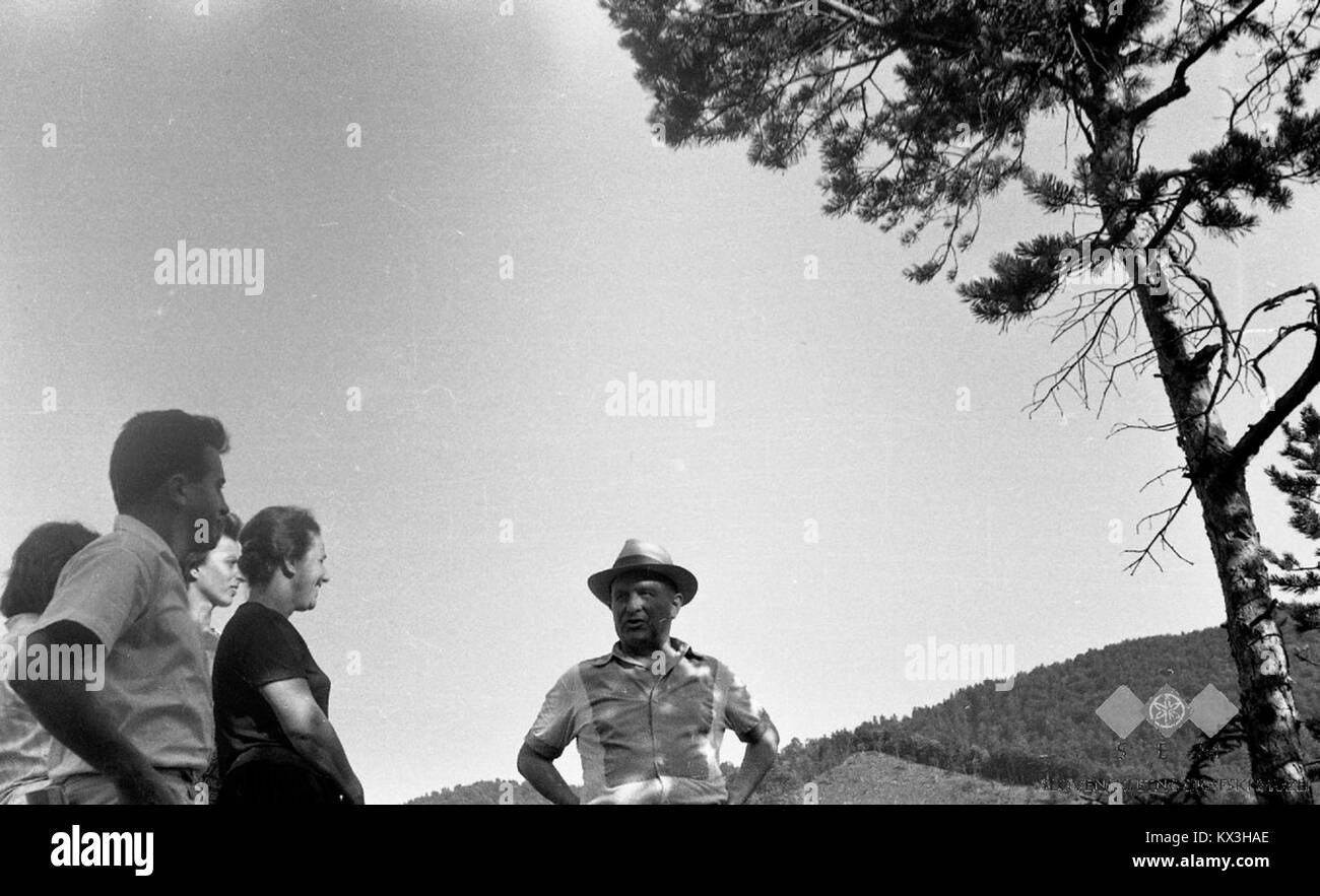 Člani ekipe in domačin polkovnik Iršič iz Vitanja na poti na stari grad ...