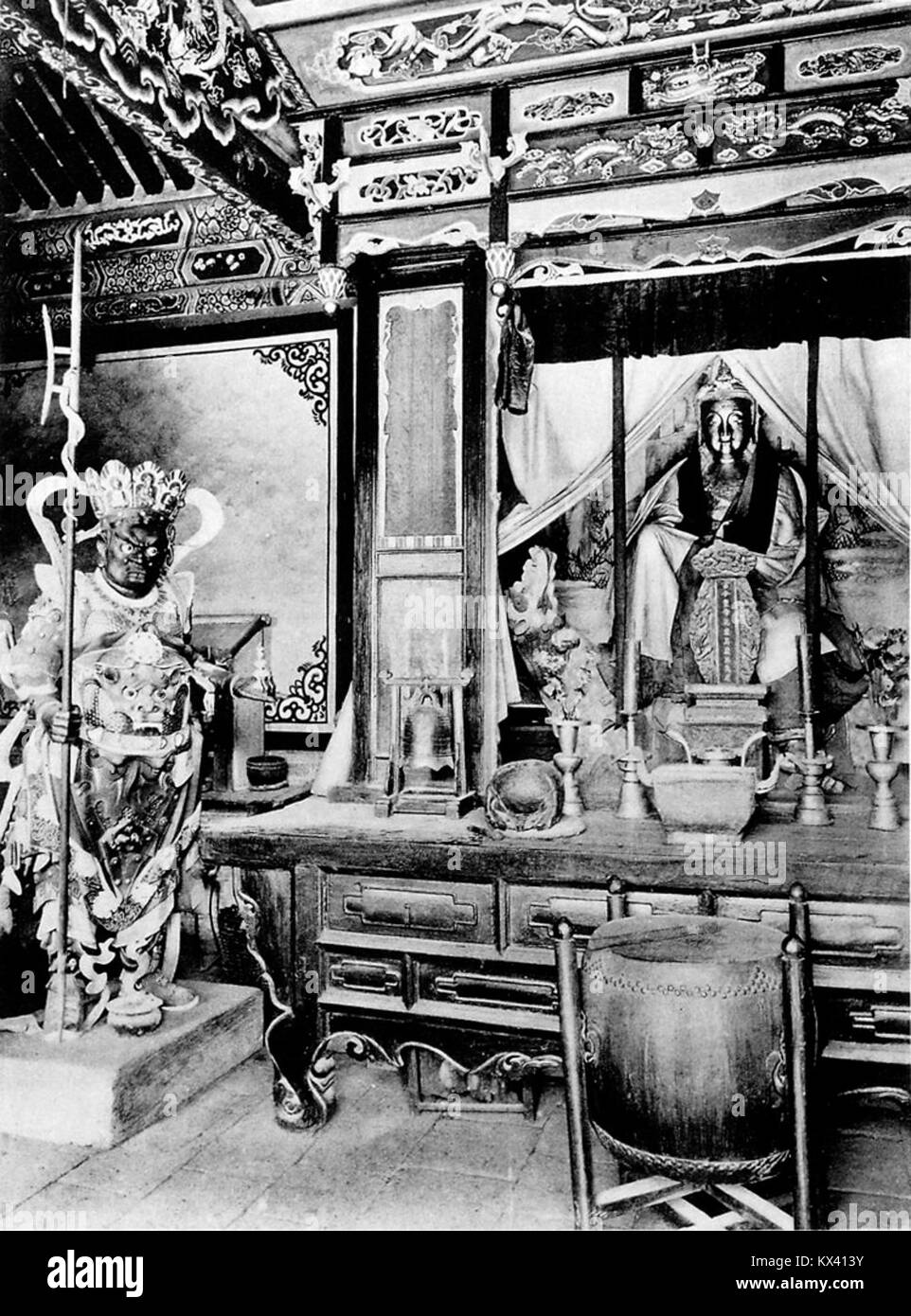 Artwork examination Black and White Stock Photos & Images - Alamy