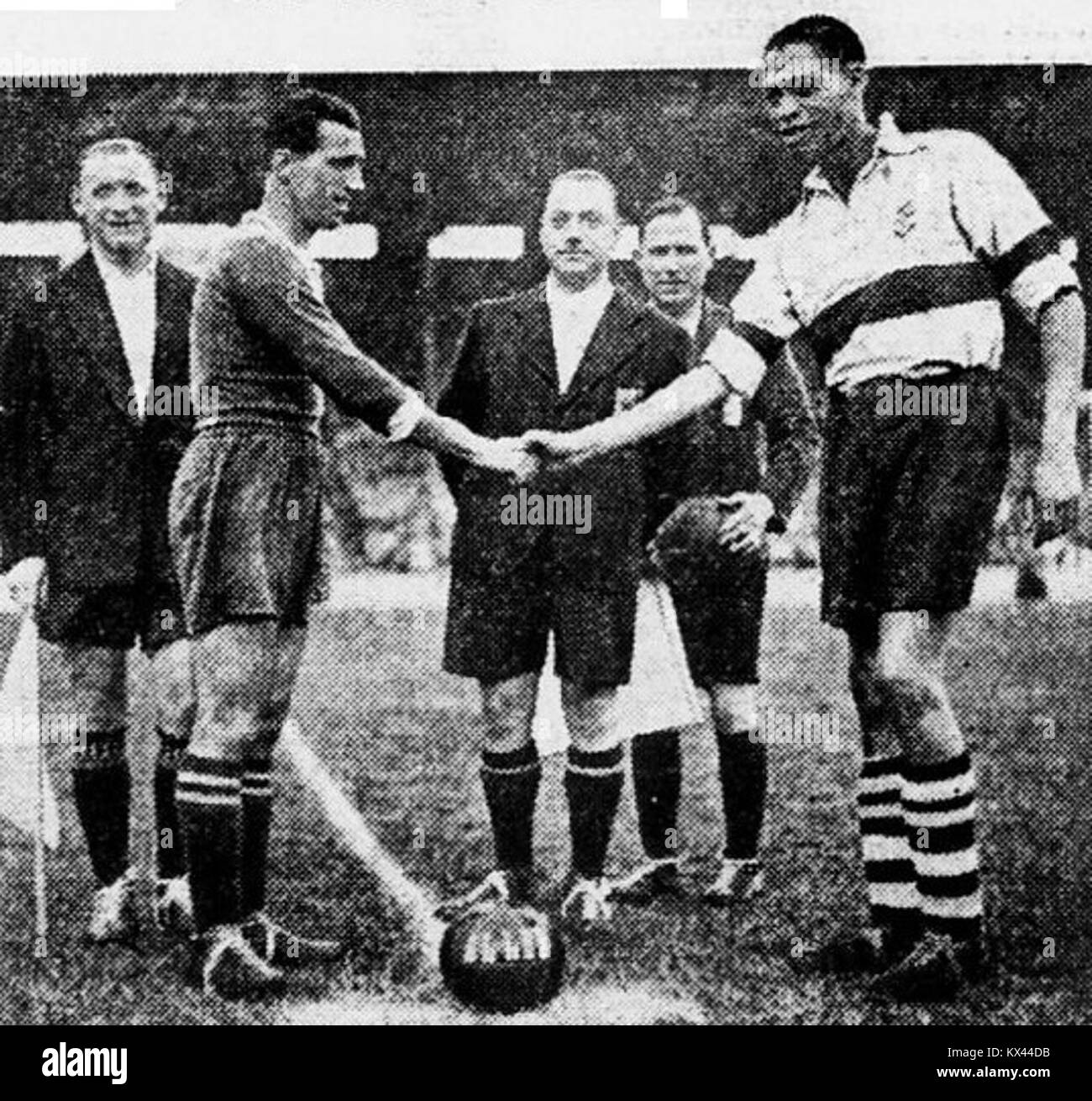 The 1941 Coupe Simon semifinal captured the captains of Girondin and ...