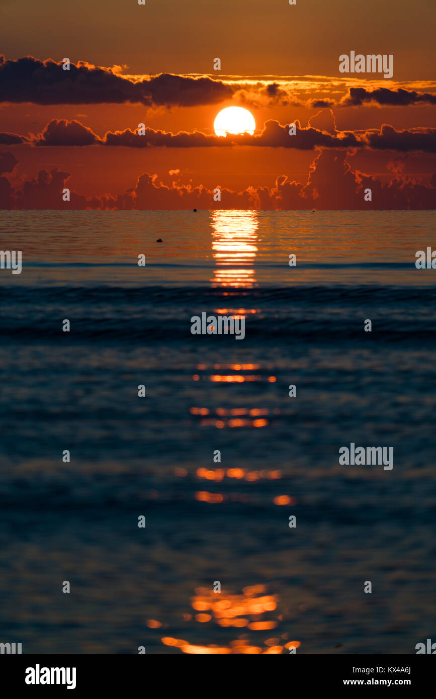 Sea vertical hi-res stock photography and images - Alamy