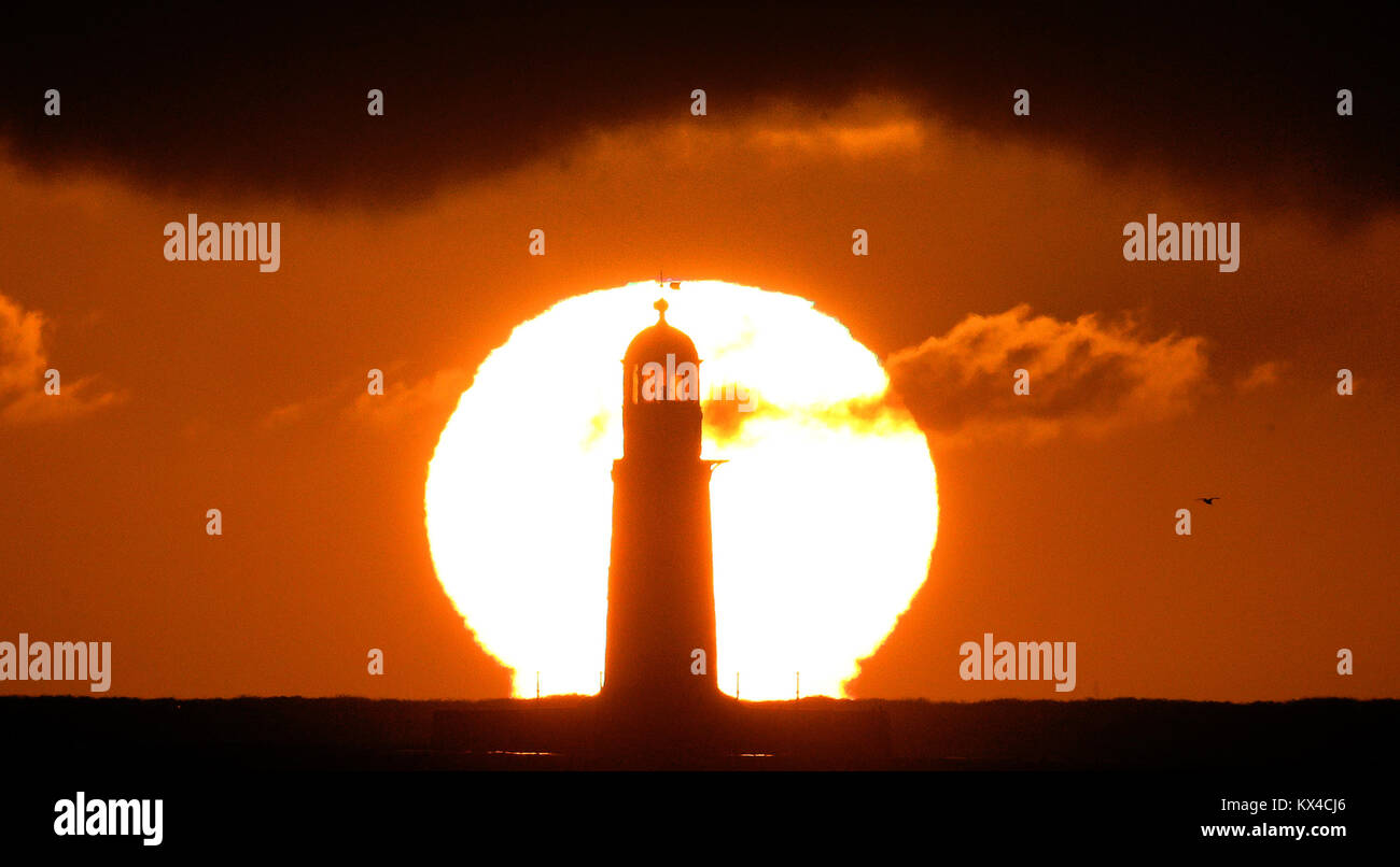 Sunrise over seaham lighthouse hi-res stock photography and images - Alamy