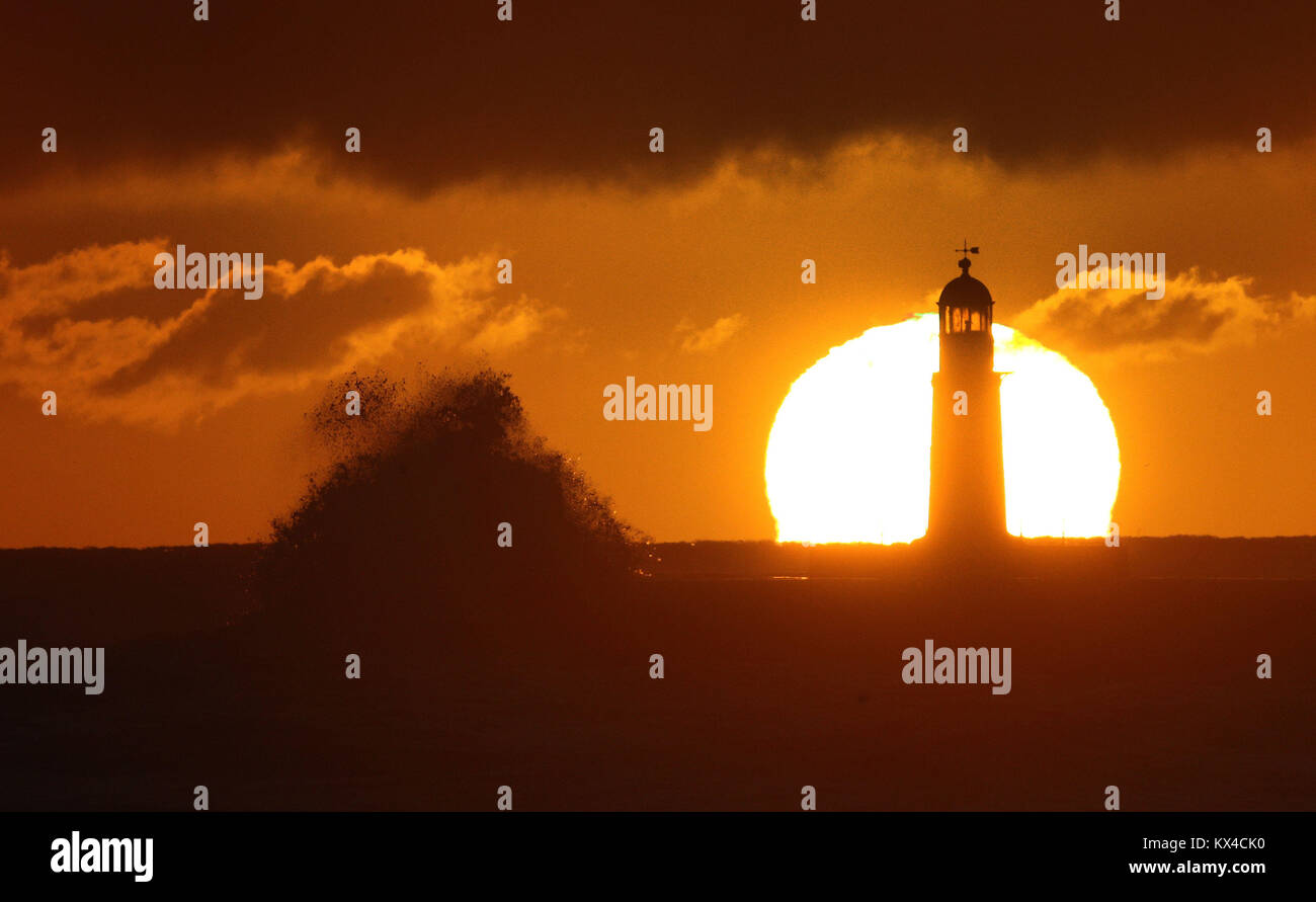 Sunrise over Seaham lighthouse near Durham Stock Photo - Alamy