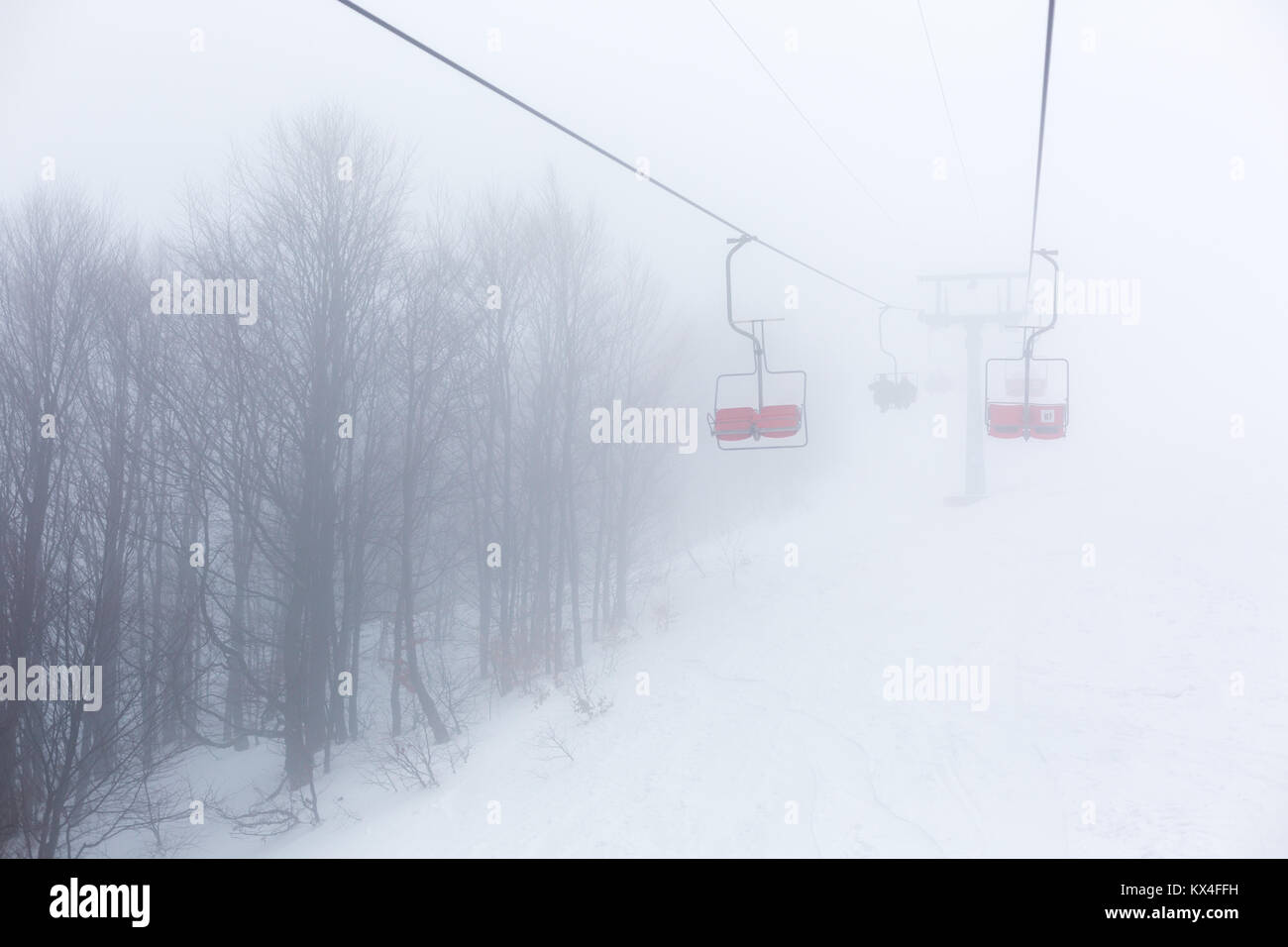 Chairlifts in fog hi-res stock photography and images - Alamy