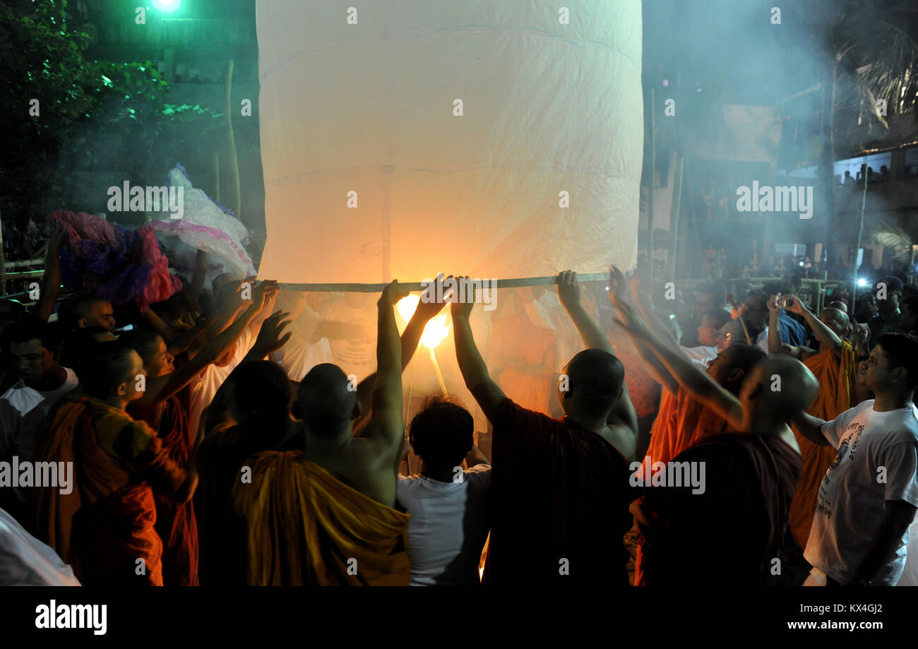 DHAKA, BANGLADESH-OCTOBER 27, 2015: Buddha people flying paper lantern ...