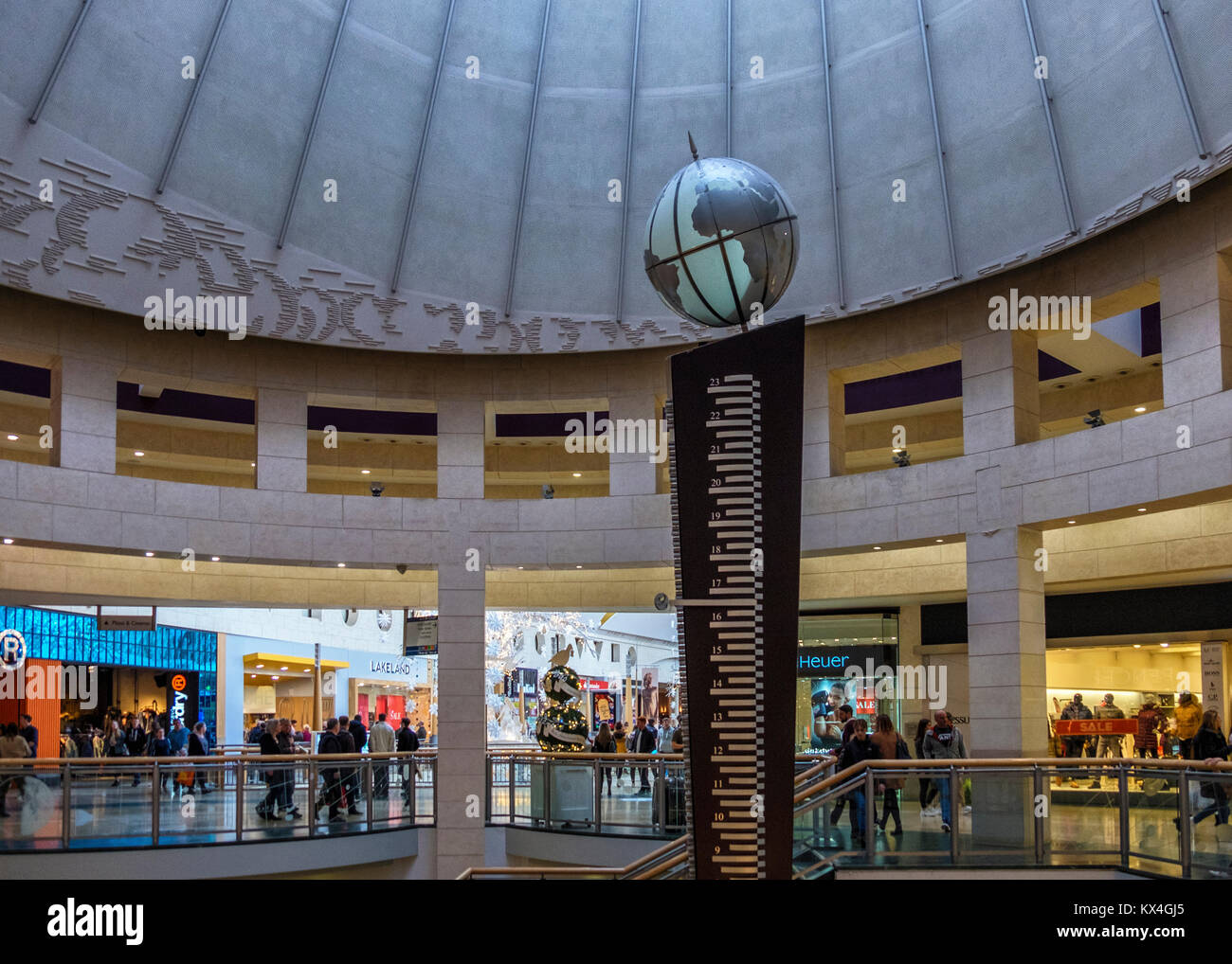 Shoppers at bluewater hi-res stock photography and images - Alamy