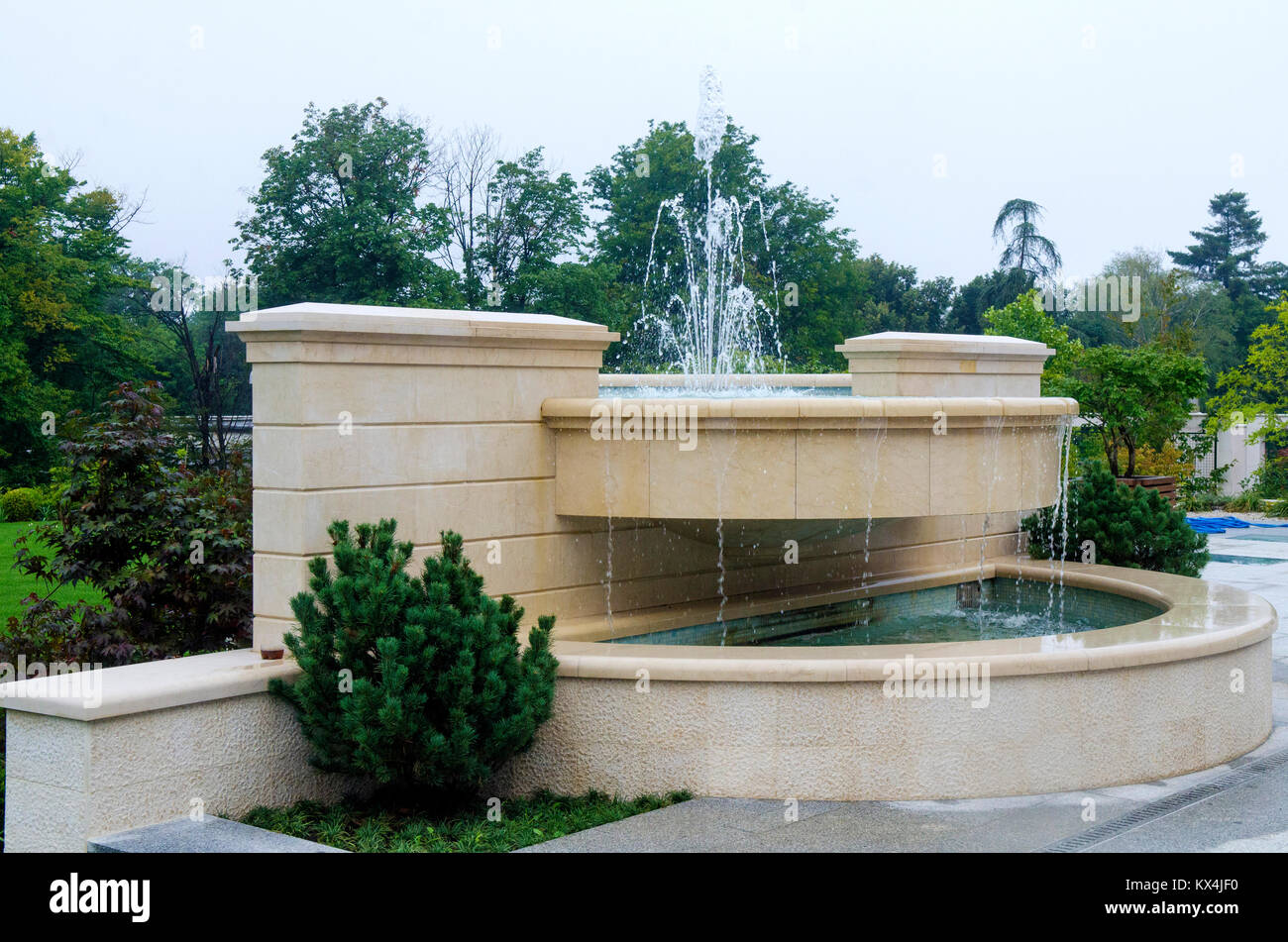 Water fountain garden modern hi-res stock photography and images - Alamy