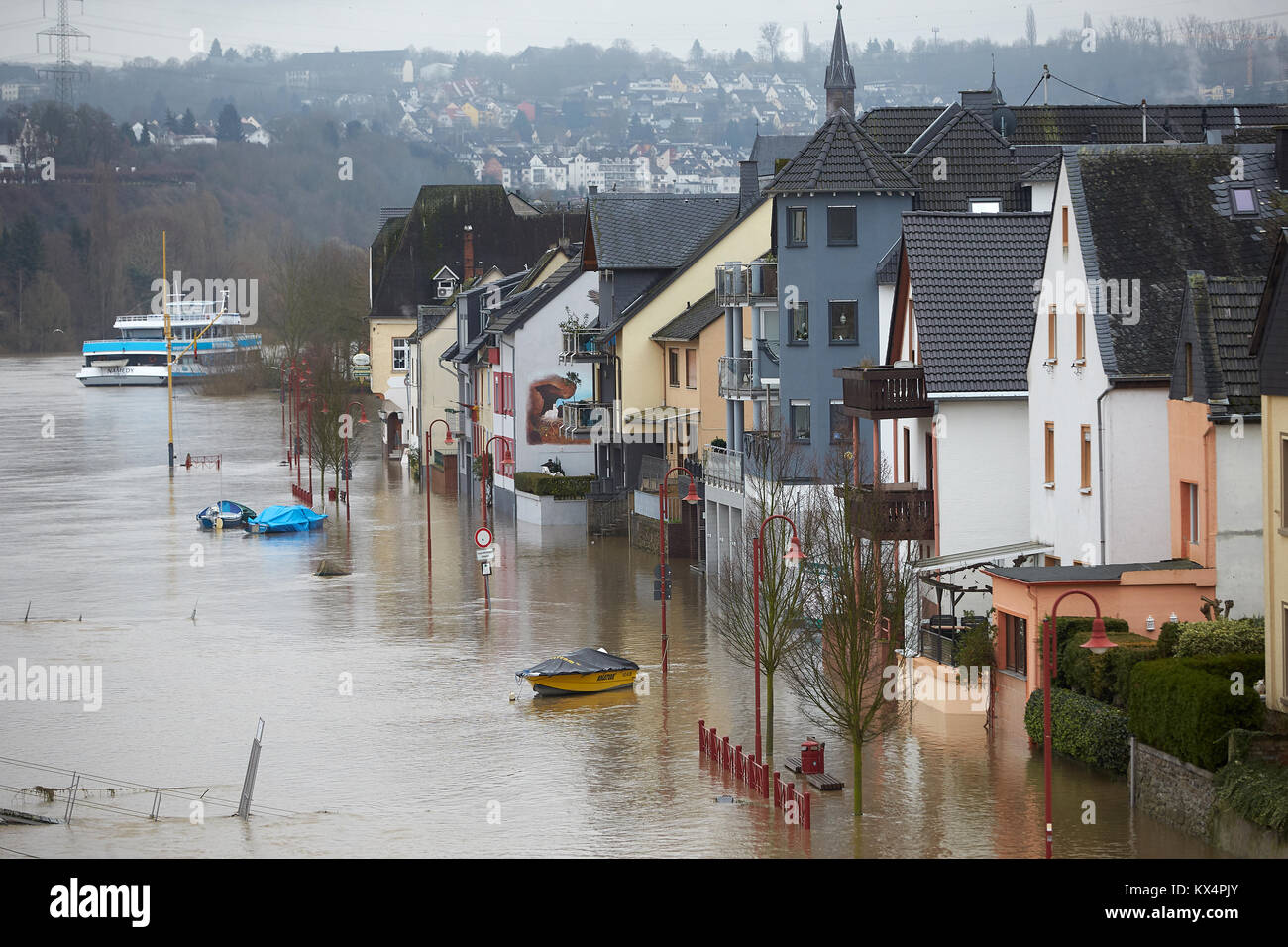 Niederwerth, Germany. 6th Jan, 2018. The Rhine river floods the ...