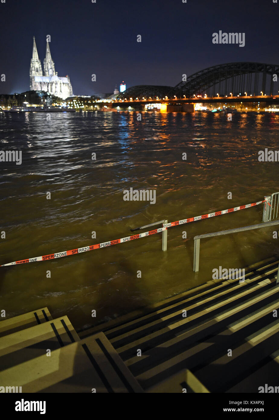 Cologne, Germany. 6th Jan, 2018. The Rhine river floods the Rhine ...