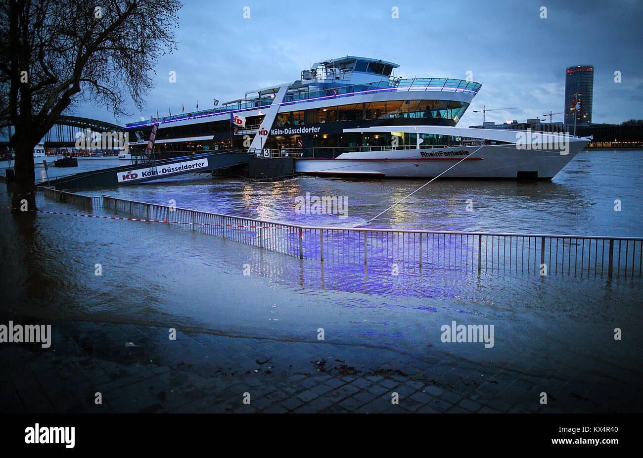 Cologne, Germany. 7th Jan, 2018. River Rhine floods the embankment and ...