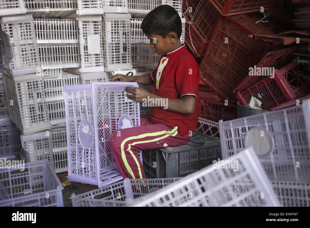 Dhaka, Bangladesh. 7th Jan, 2018. Mohammad Hossain (10), a child labor ...