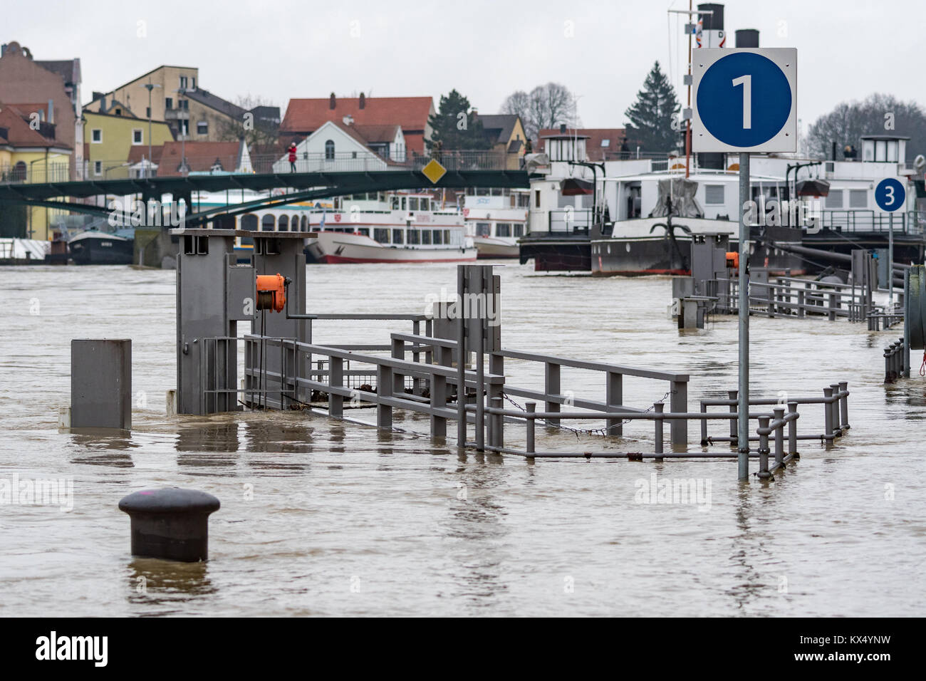 Regensburg, Germany. 7th Jan, 2018. Shipping piers in the flooded river ...