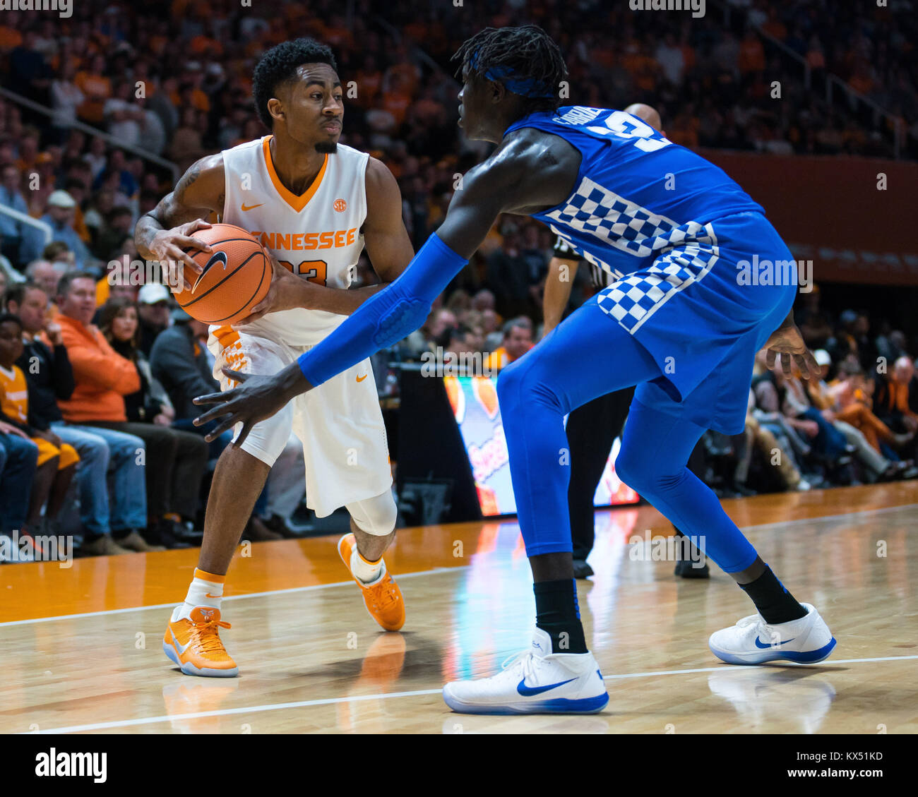 January 6, 2018: Jordan Bowden #23 of the Tennessee Volunteers looks to ...