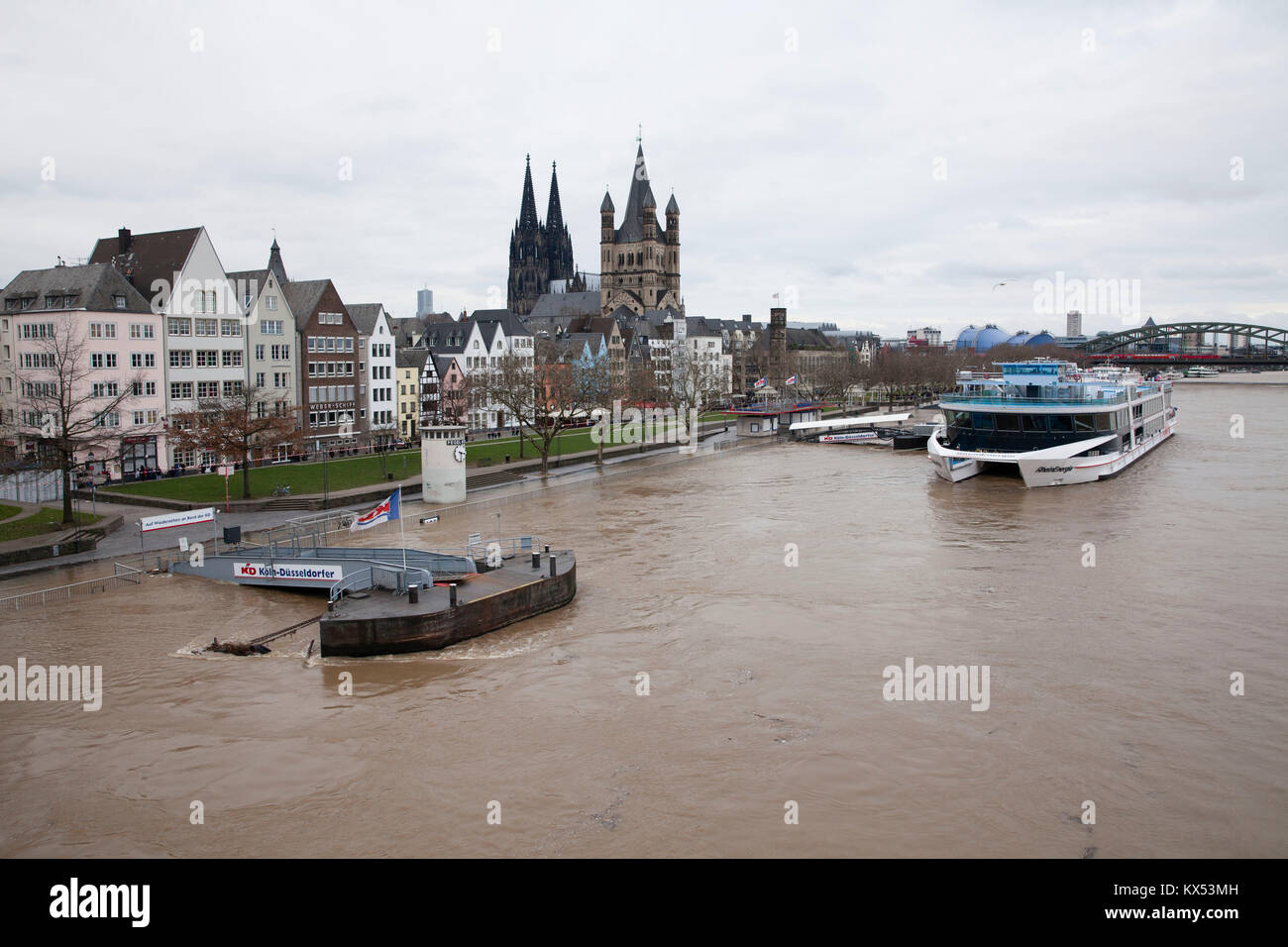 Cologne, Germany. 7th January, 2018. flood of the river Rhine, the old ...