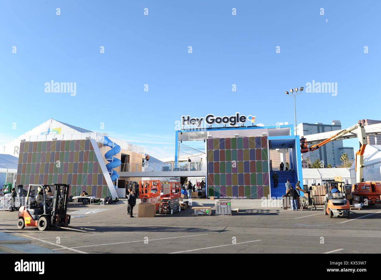Las Vegas, USA. 7th Jan, 2018. Exhibition staff working at the Google ...