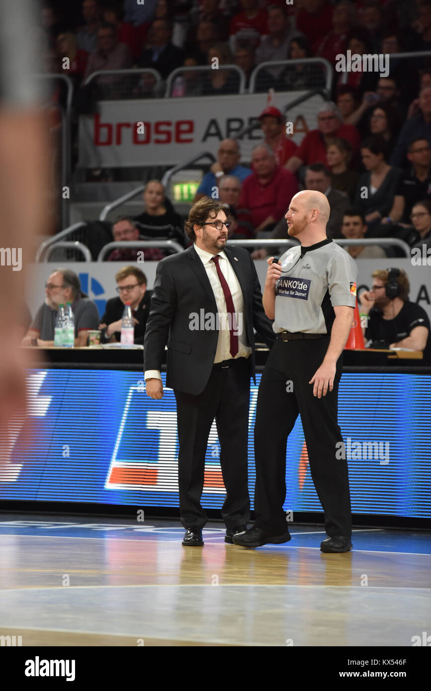 Basketball coach referee hi-res stock photography and images - Alamy
