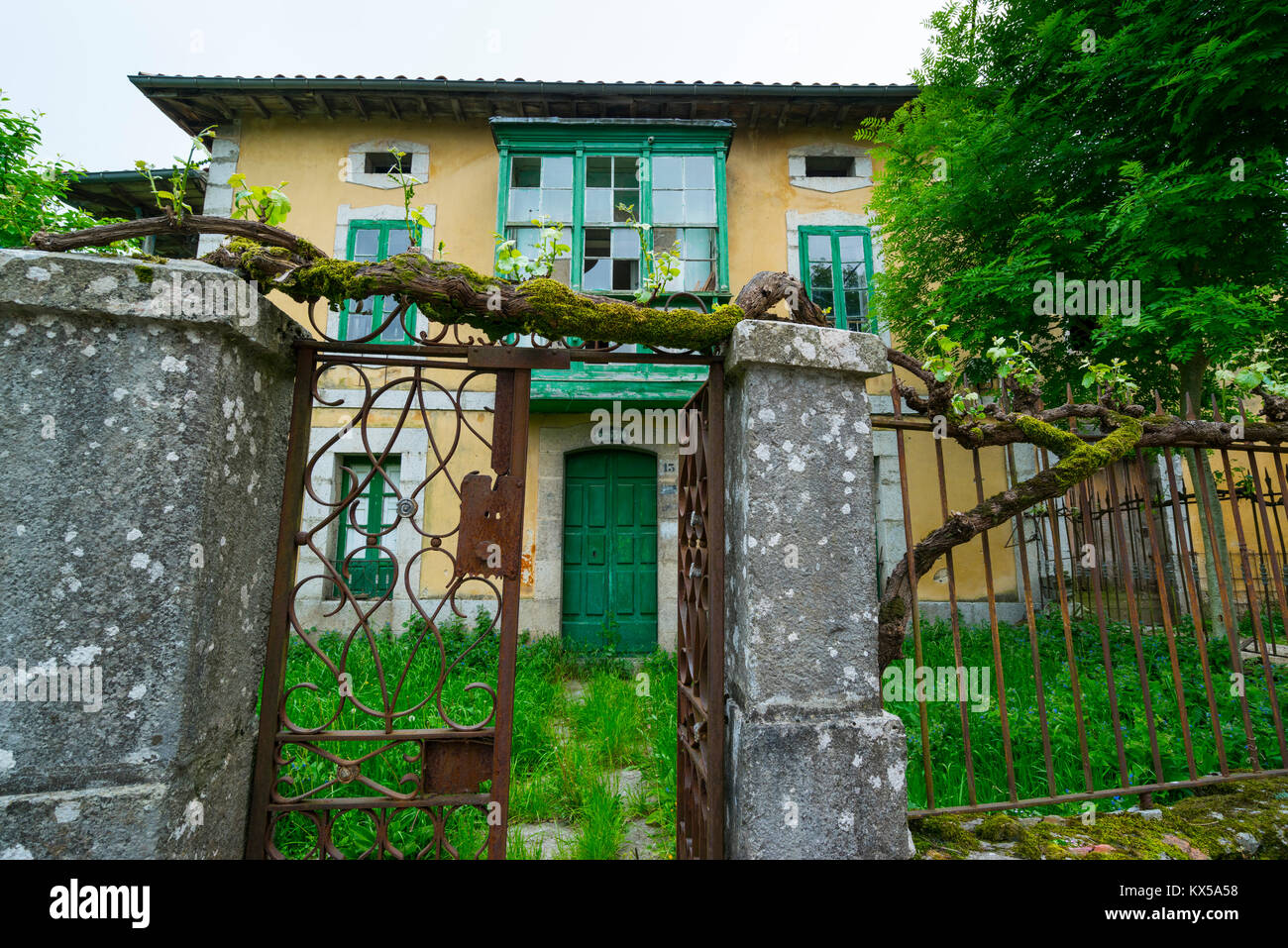 La Maza village, River Miera Valley, Valles Pasiegos, Cantabria, Spain ...