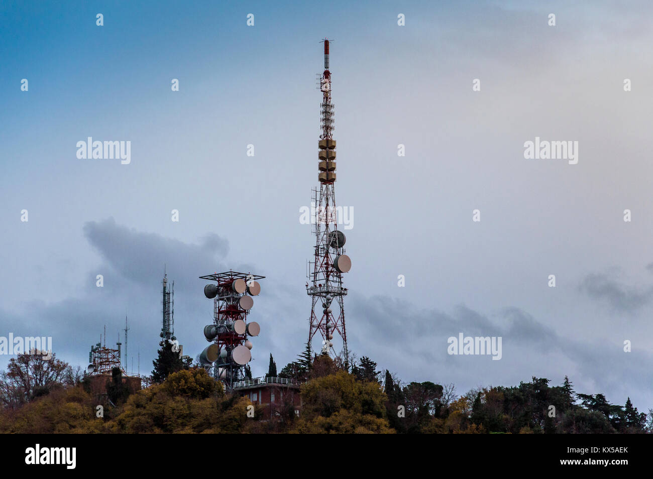 Satelite towers hi-res stock photography and images - Alamy