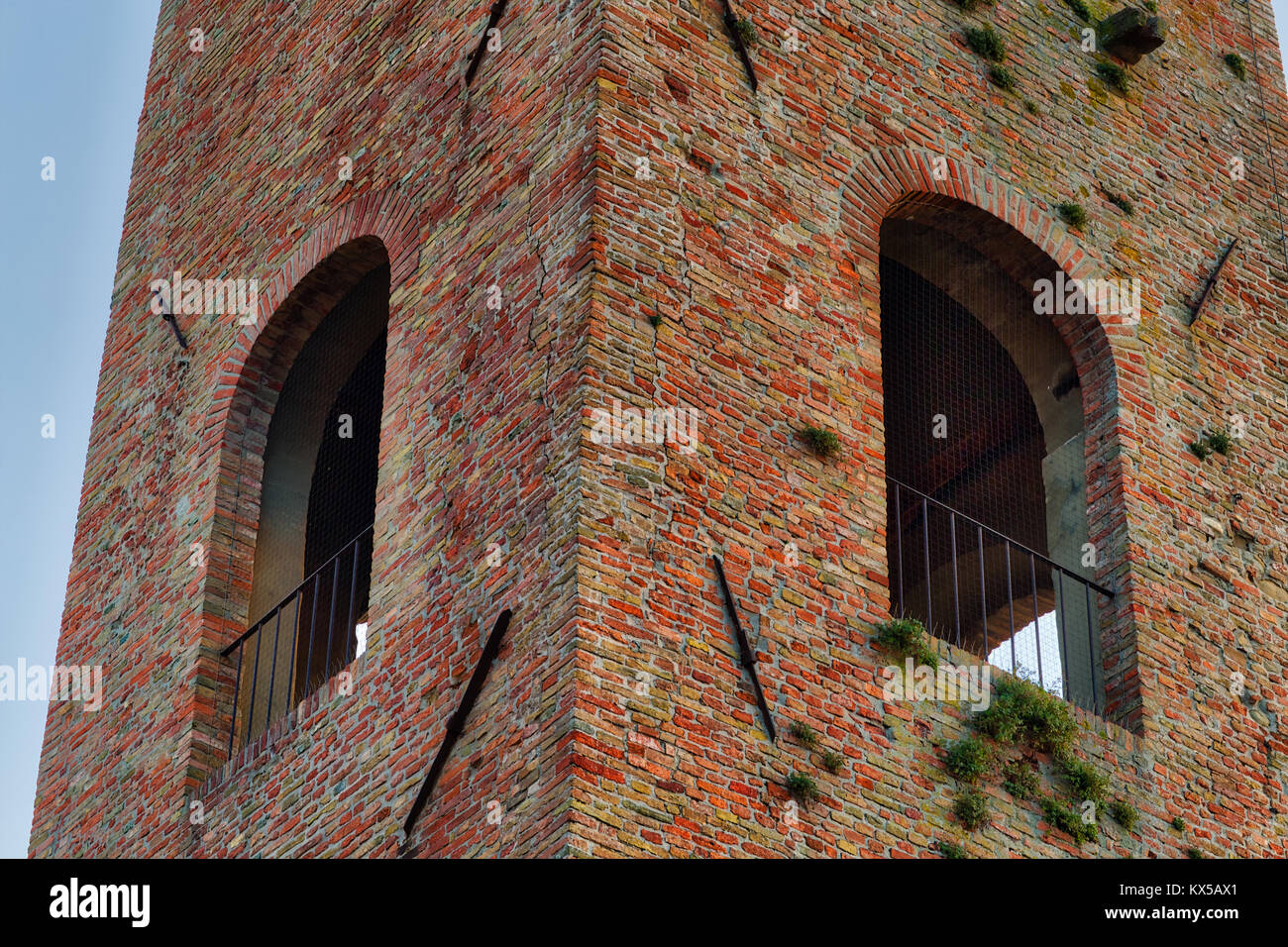 Medieval brick wall hi-res stock photography and images - Alamy