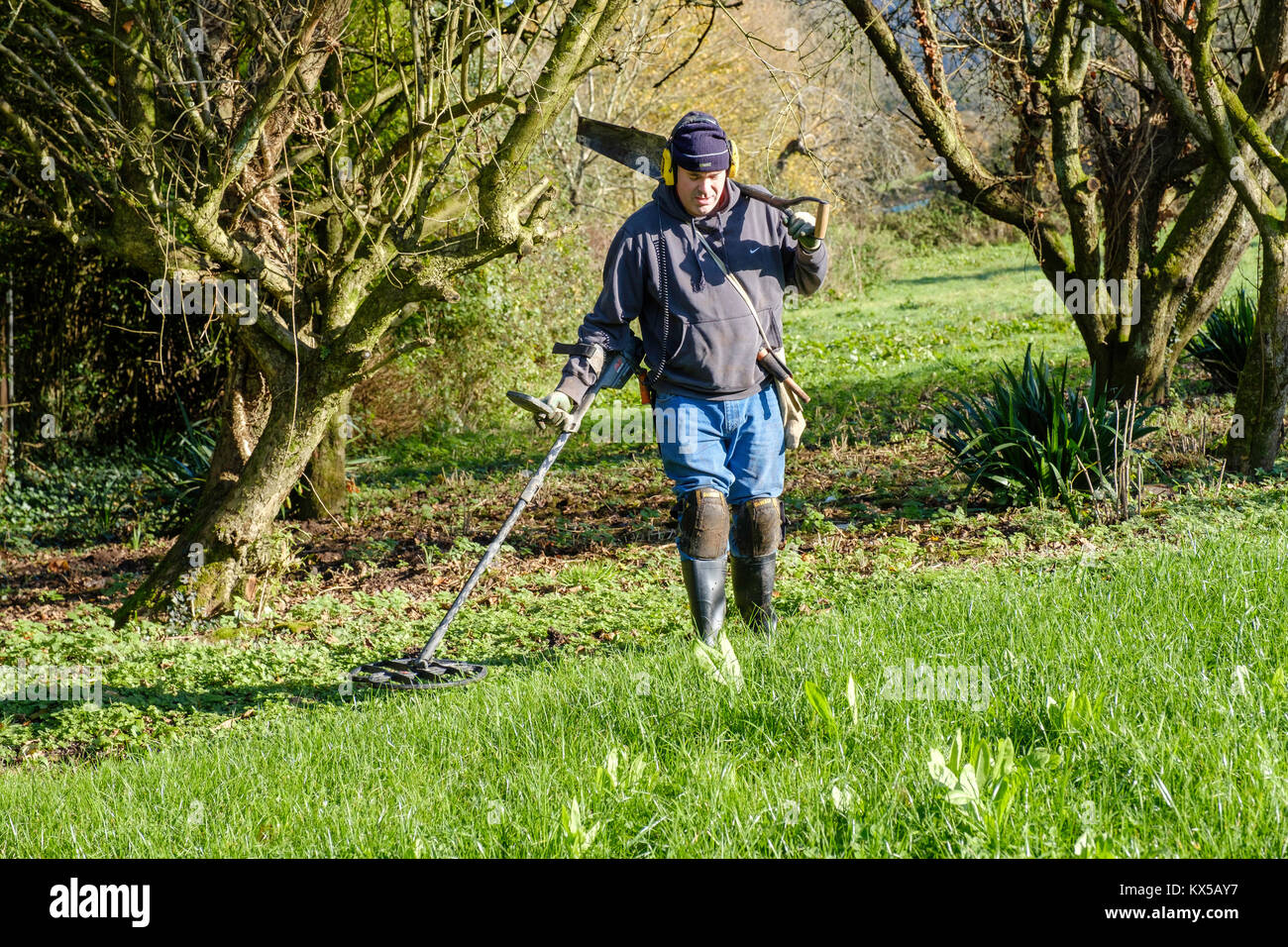 Metal detectors hi-res stock photography and images - Alamy