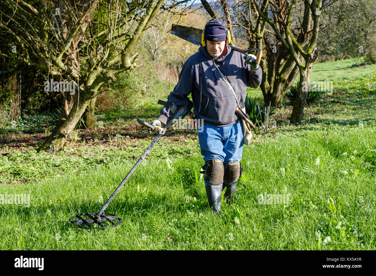 Metal detectors hi-res stock photography and images - Alamy