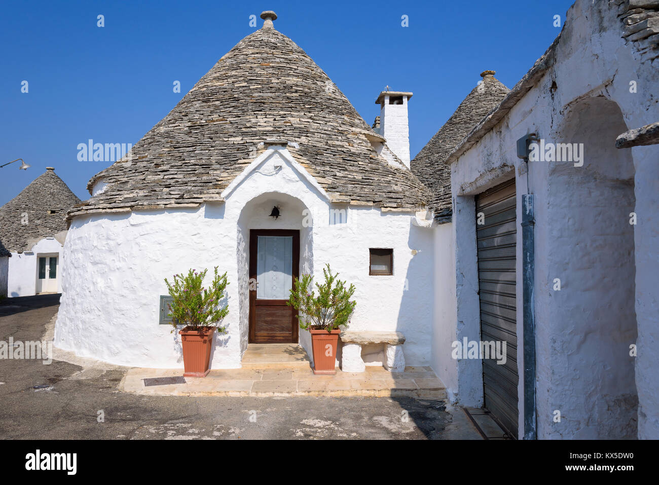 Puglia apulia italy round house hi-res stock photography and images - Alamy
