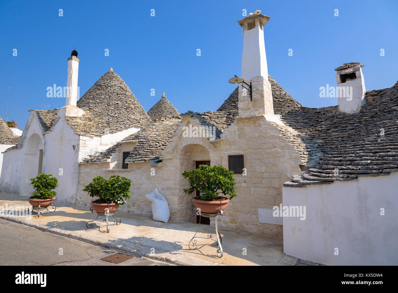 Puglia apulia italy round house hi-res stock photography and images - Alamy