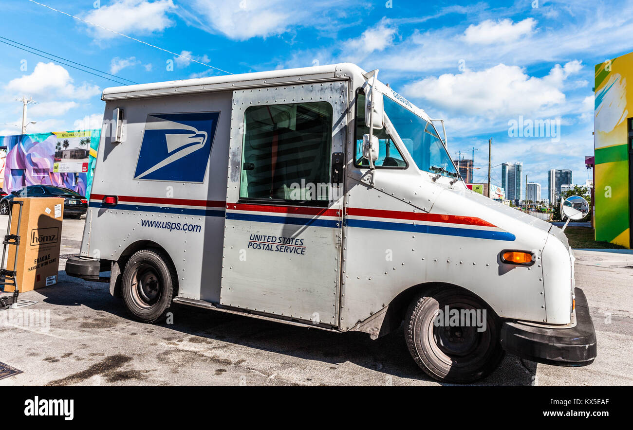Us postal service truck hi-res stock photography and images - Alamy
