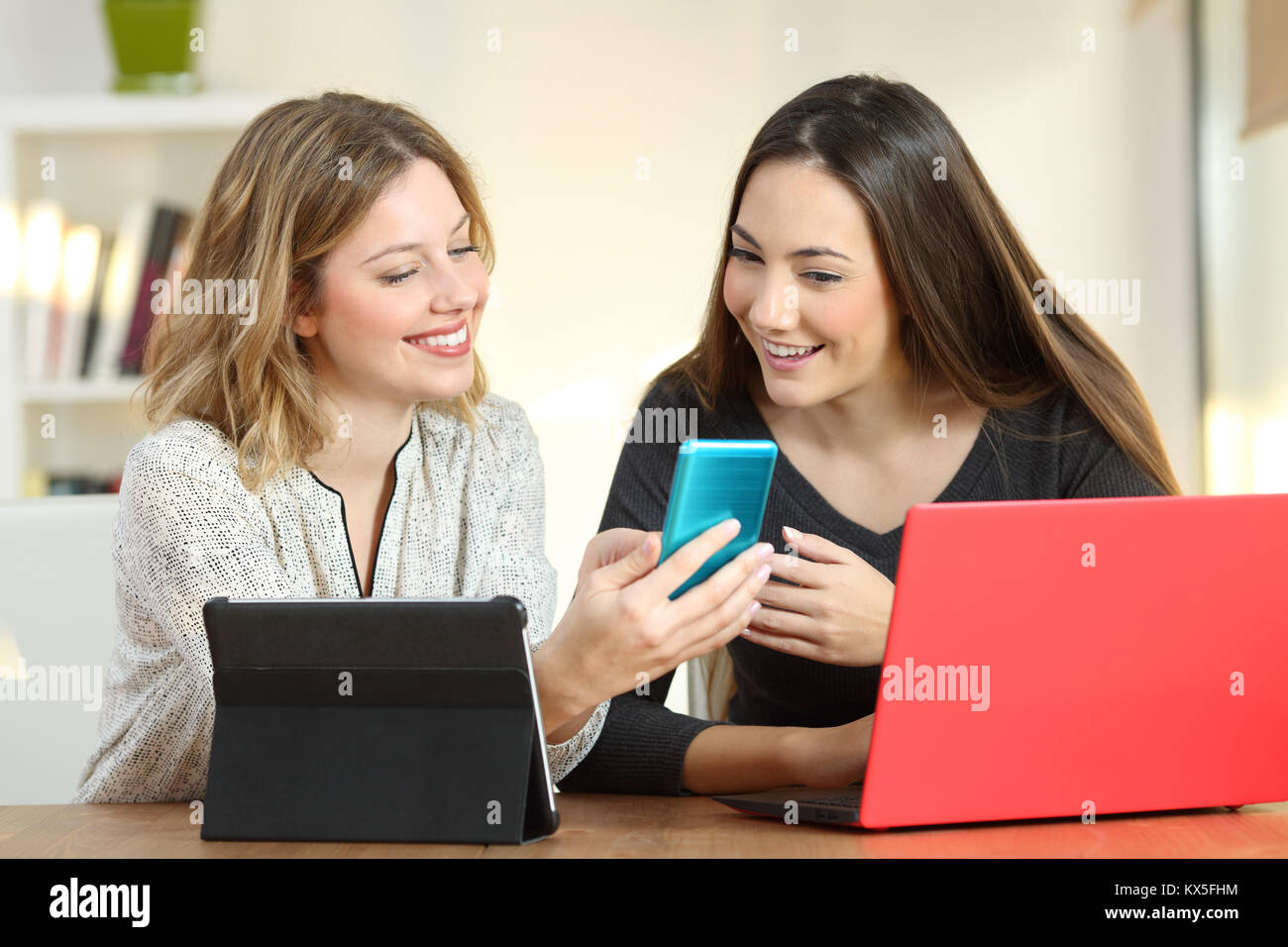 Students digital mobile learning hi-res stock photography and images ...