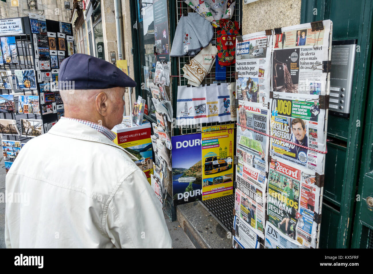 Newspaper kiosk booth newspapers hi-res stock photography and images ...