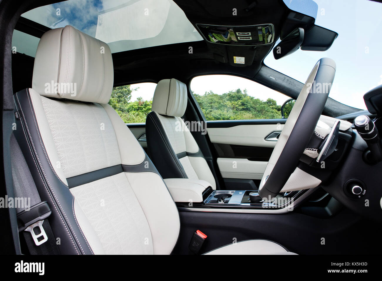 Range rover velar hi-res stock photography and images - Alamy
